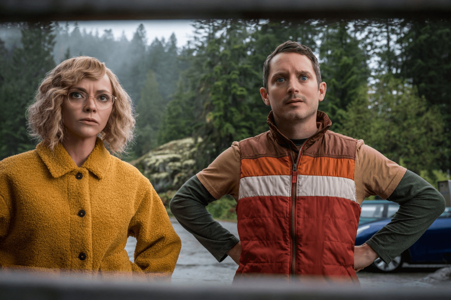 Elijah Wood na nova imagem da 2ª temporada de Yellowjackets